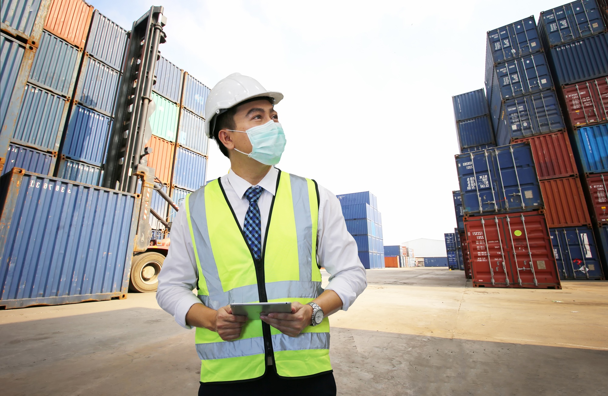 What is Used to Lift Shipping Containers? A Complete Guide - OLAT ...